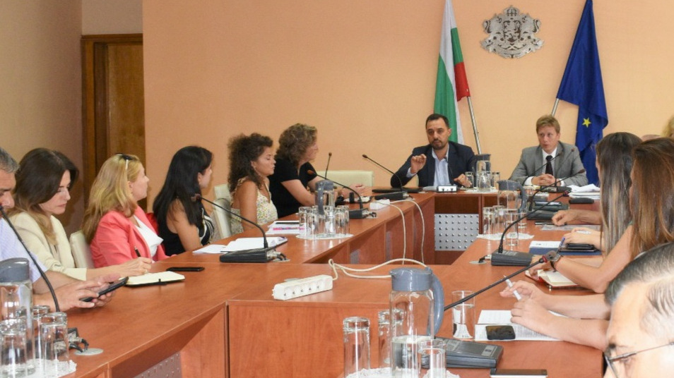 Между 4 и 6 месеца са нужни чужденец да започне работа у нас в Полша 2 седмици Economy Bg